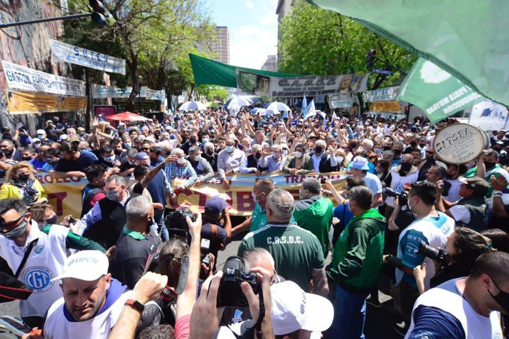 Impactante movilización. La CGT marchó en unidad por producción ...
